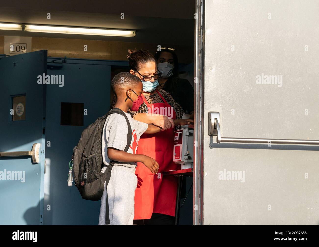Children entering school building hi-res stock photography and images ...