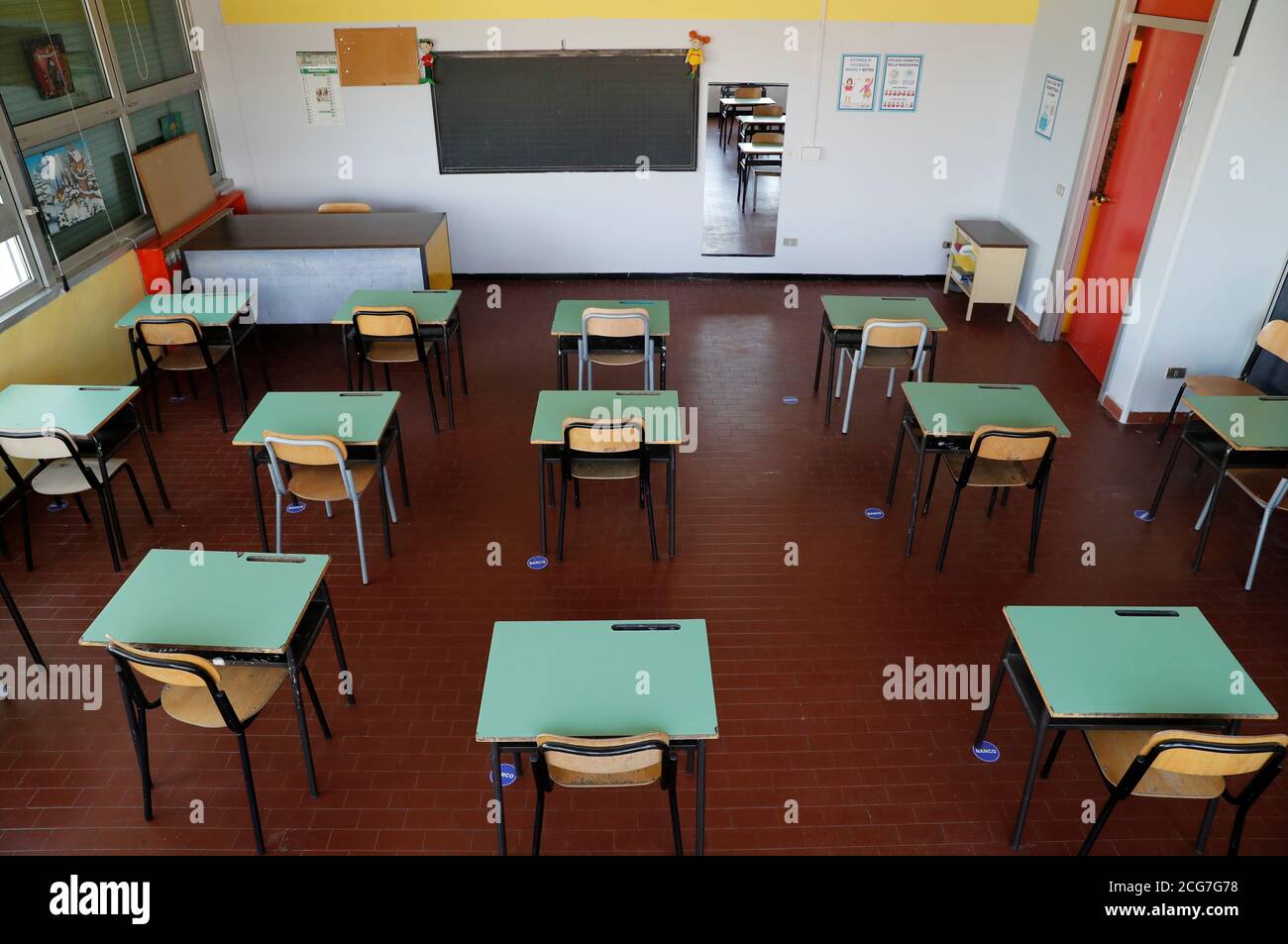 Secondary school classroom italy hi-res stock photography and images ...