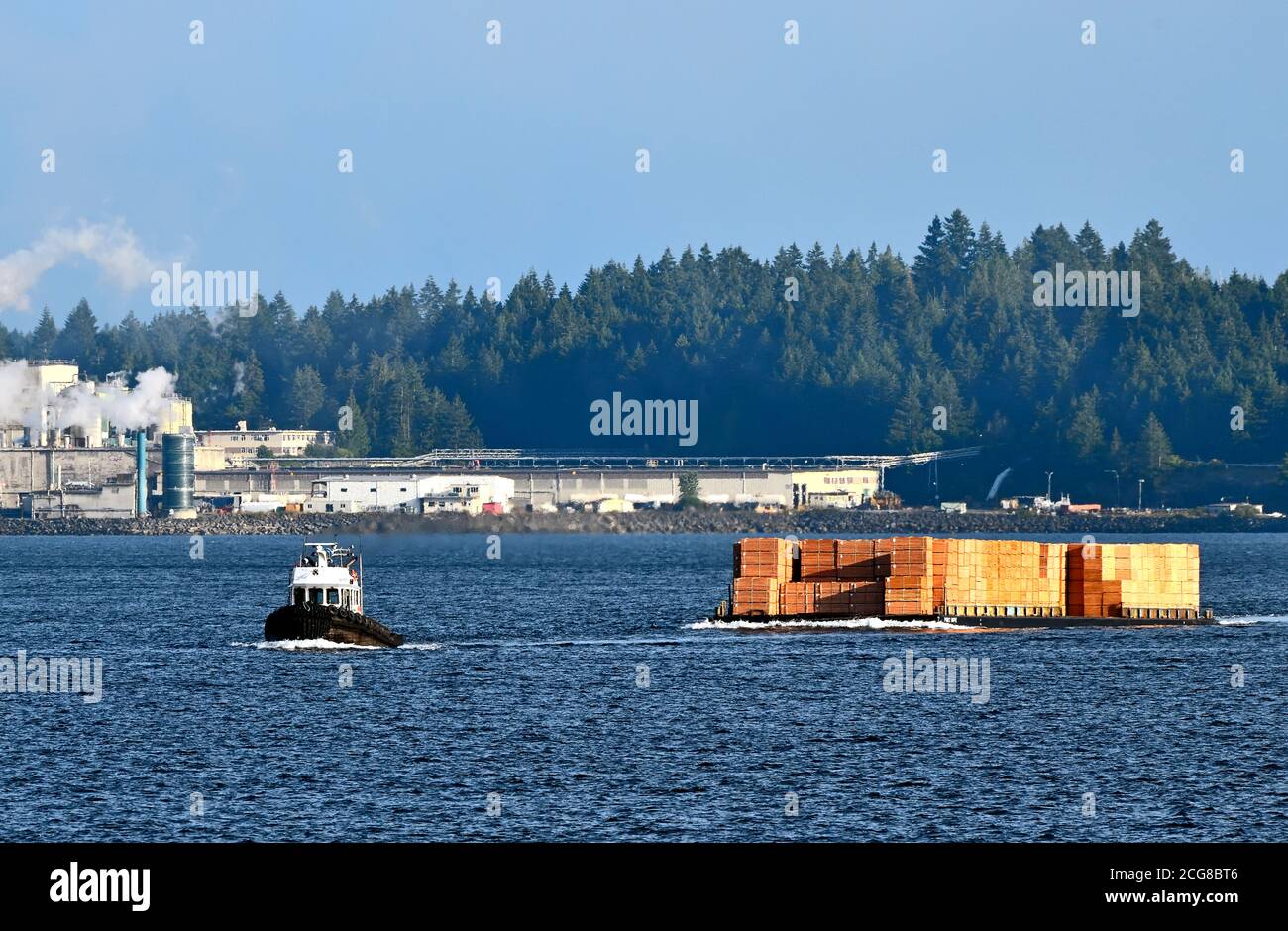 Tug boat pulling ship hi-res stock photography and images - Alamy