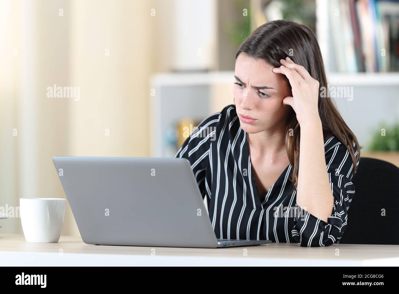Woman home computer worried hi-res stock photography and images - Alamy
