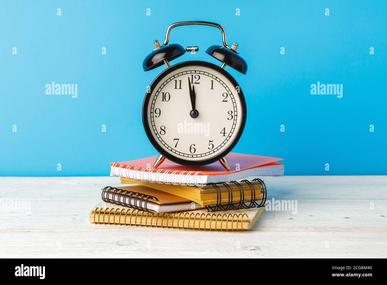 Alarm clock and notepad. Back to school concept Stock Photo - Alamy