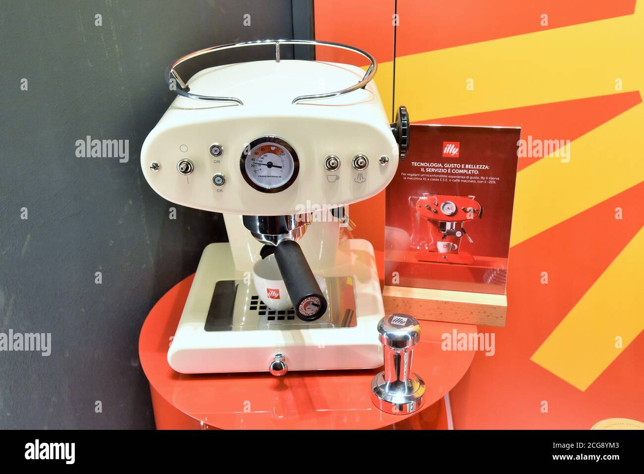 ILLY MODERN AUTOMATIC COFFEE MCHINE Stock Photo - Alamy
