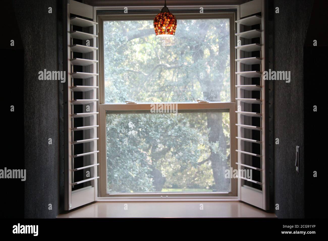 Dark room with window light hi-res stock photography and images - Alamy