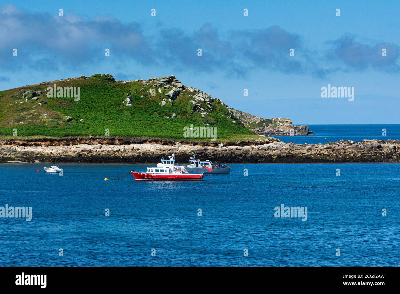 Boats at anchor in Teän sound off the island of Teän, Isles of Scilly ...