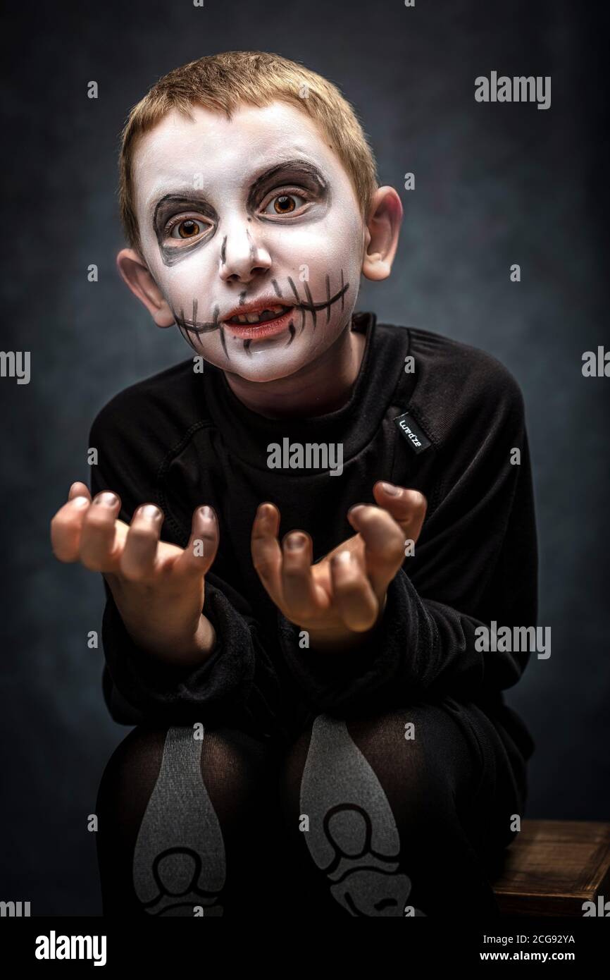 Scary pose hi-res stock photography and images - Alamy