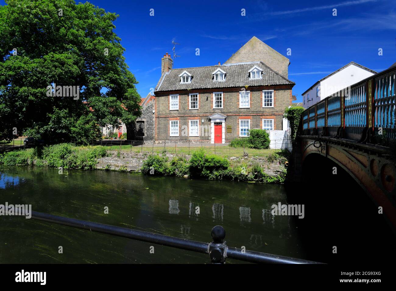 Summer view of Bridge House, river Thet, market town of Thetford ...