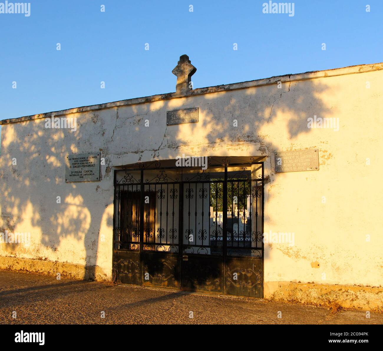 Wrought iron cemetery gates hi-res stock photography and images - Alamy