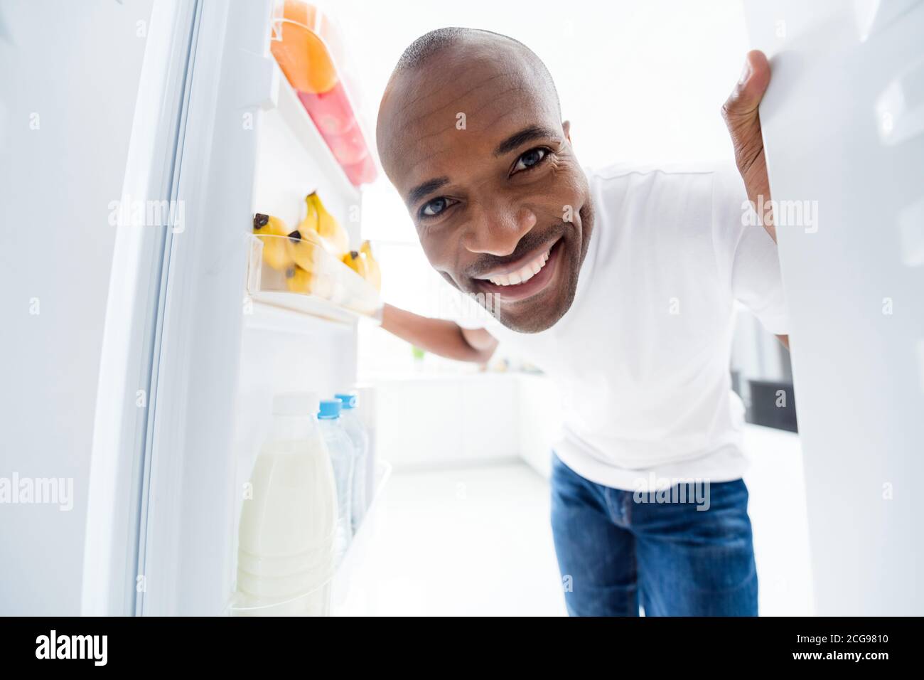 Close-up portrait of his he nice attractive cheerful cheery healthy guy ...