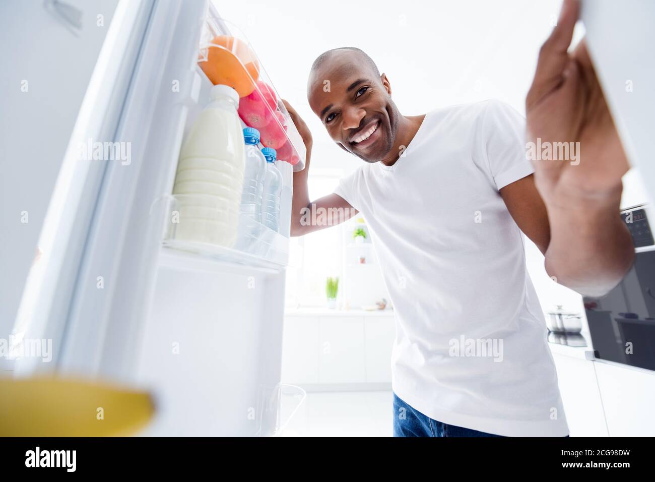 Portrait of his he nice attractive cheerful cheery hungry healthy guy ...