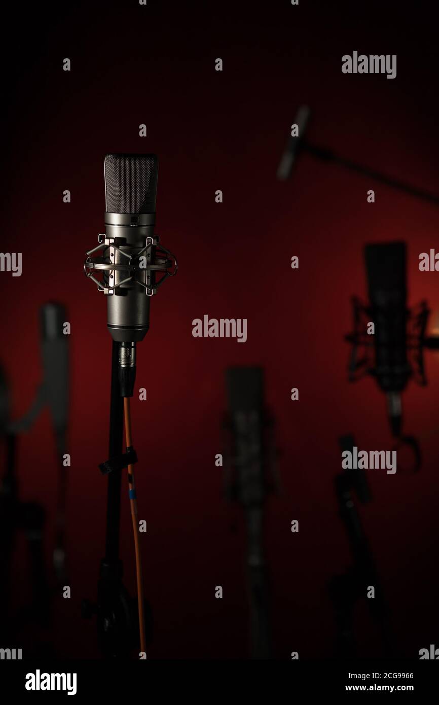 Vintage 50s microphone hi-res stock photography and images - Alamy