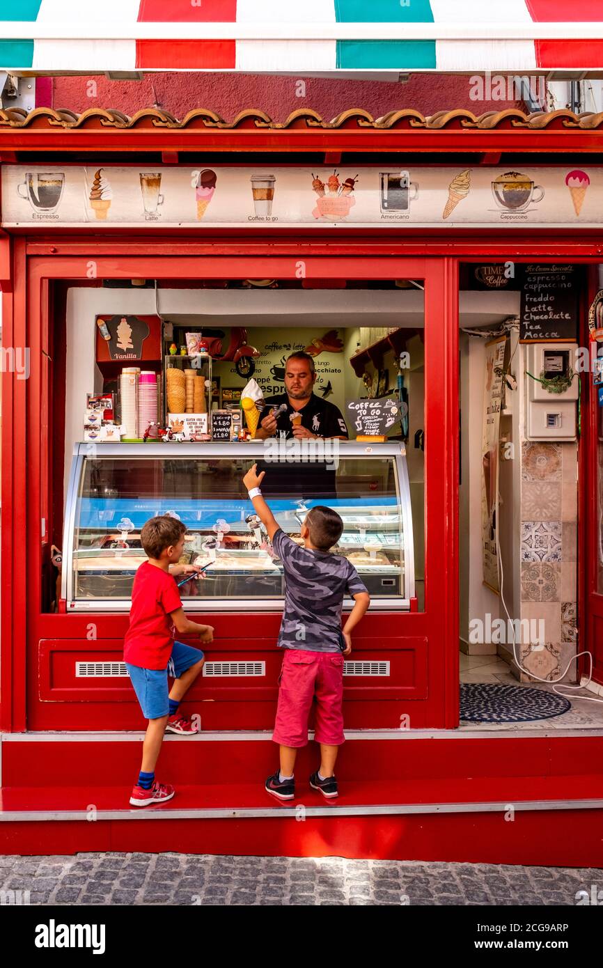 Children buy ice cream hi-res stock photography and images - Alamy