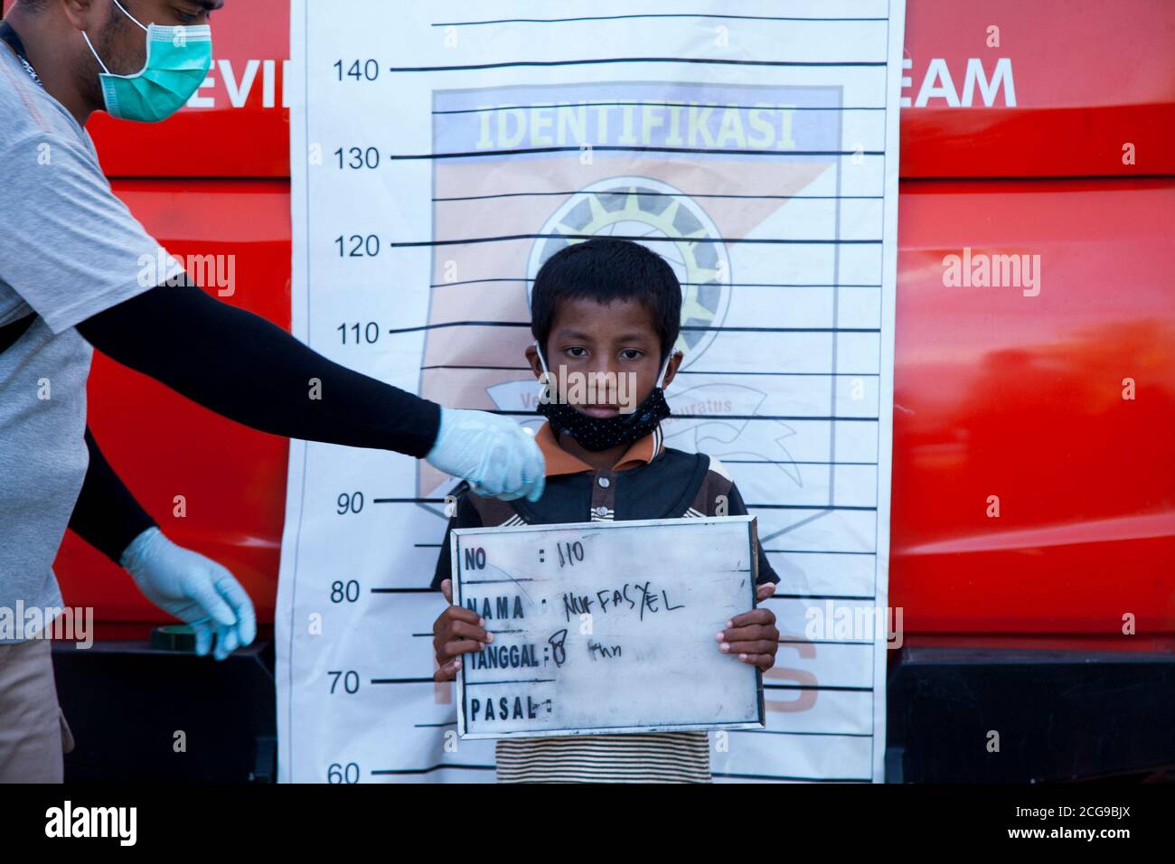Immigration officers refugee camp hi-res stock photography and images ...