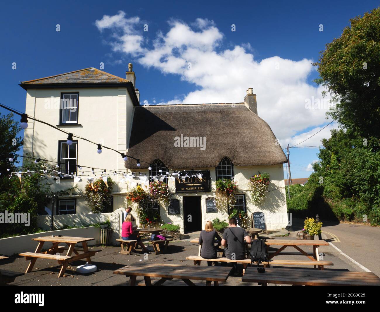 Thatched pub hi-res stock photography and images - Alamy