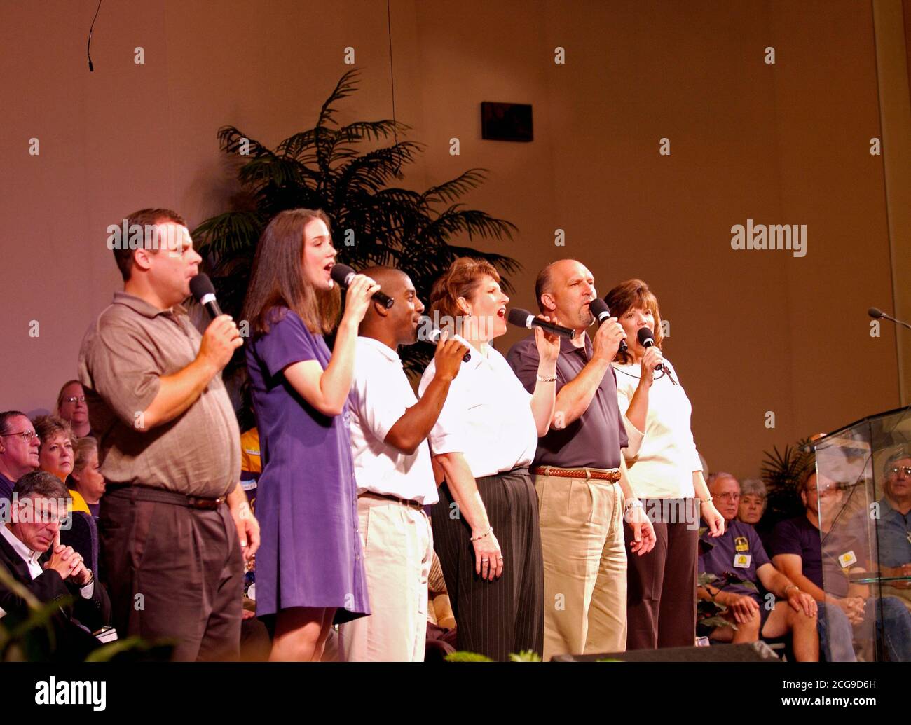Worship singers hi-res stock photography and images - Alamy