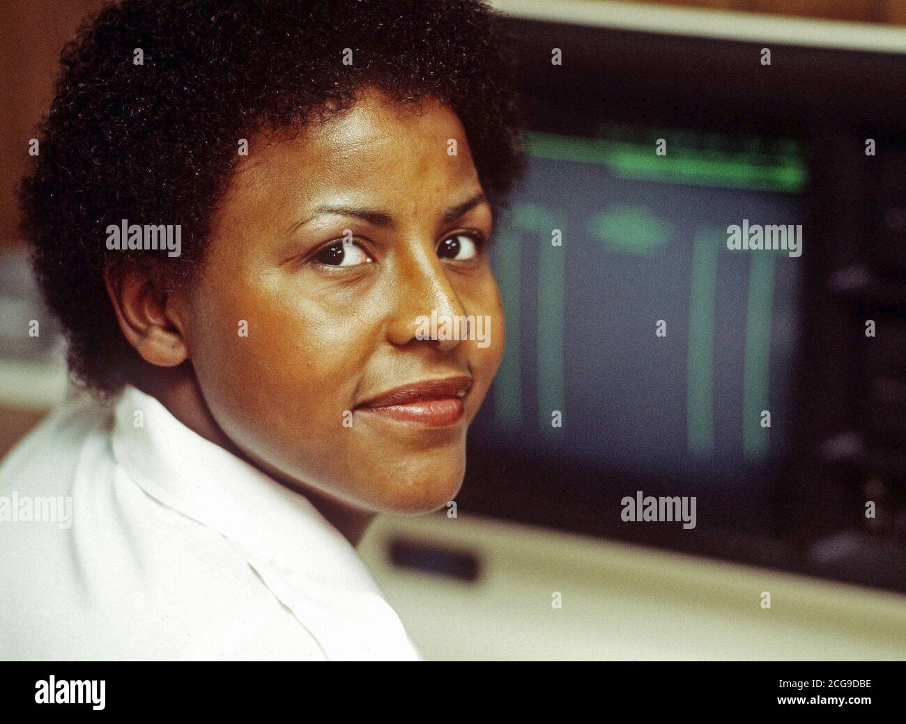 A female member of the US Navy works at a computer console Stock Photo ...