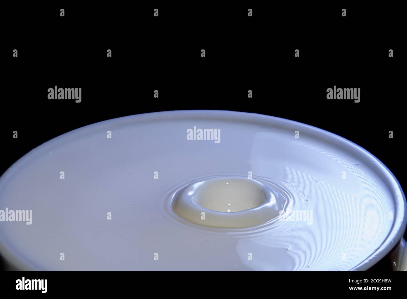Milk ripple hi-res stock photography and images - Alamy