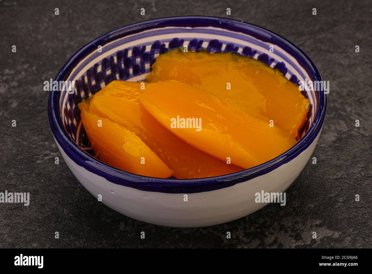 Sweet delicous mango slices in syrop Stock Photo - Alamy