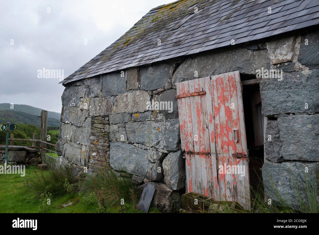 Ramshackle farm building hi-res stock photography and images - Alamy
