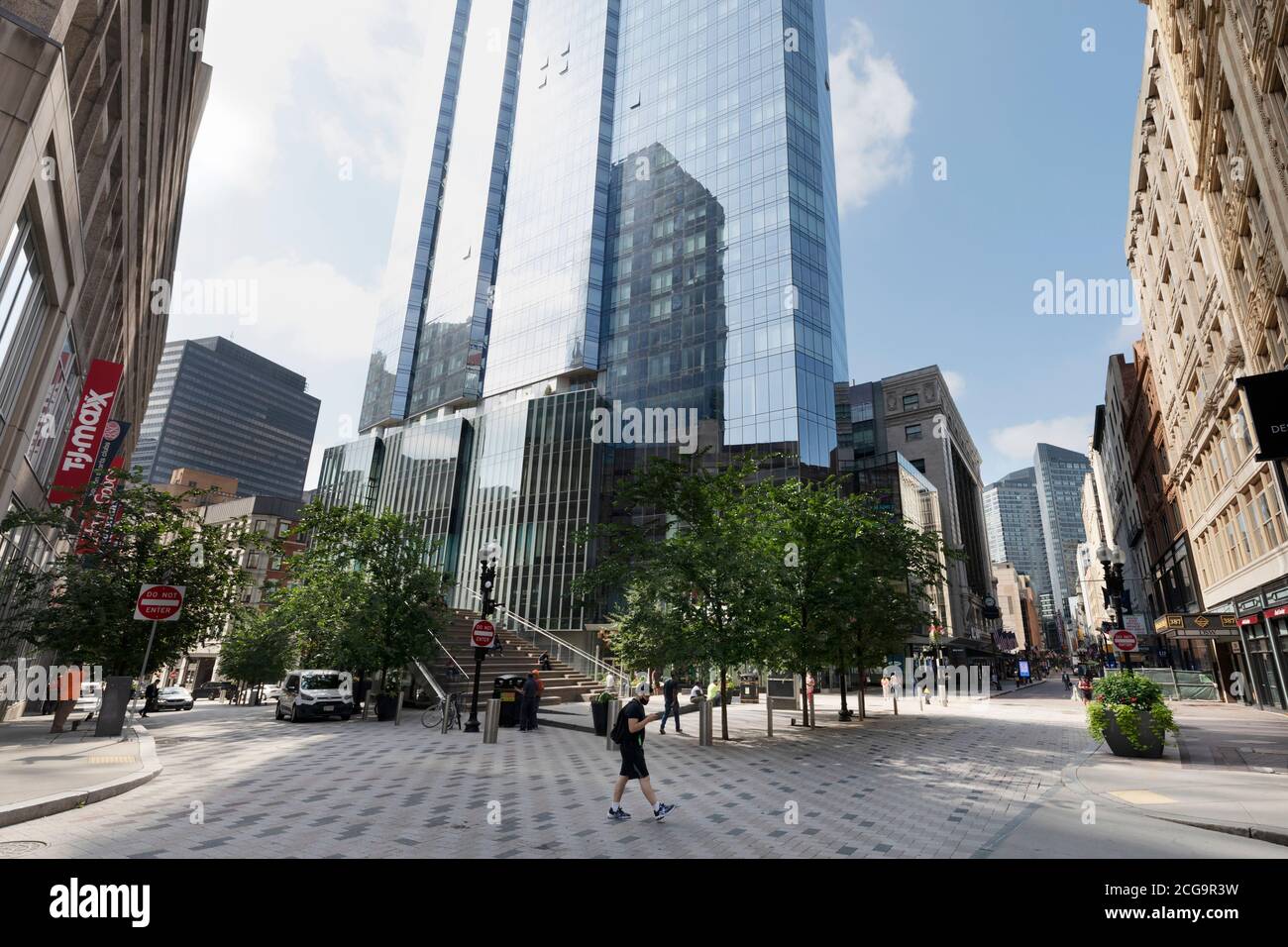 Pedestrians crossing street boston hi-res stock photography and images ...