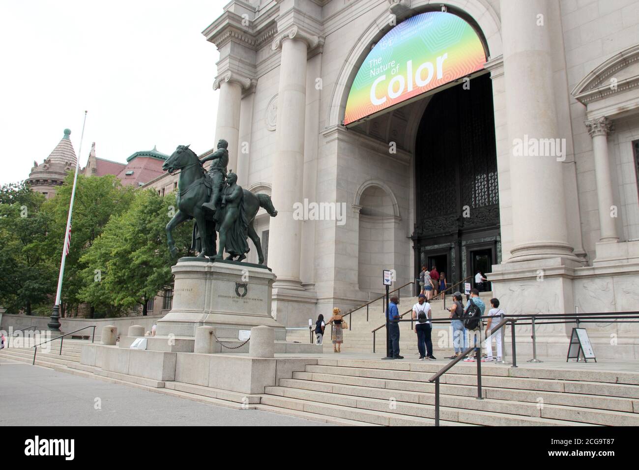 New York, USA. 09th Sep, 2020. Visitors queue up in front of the ...