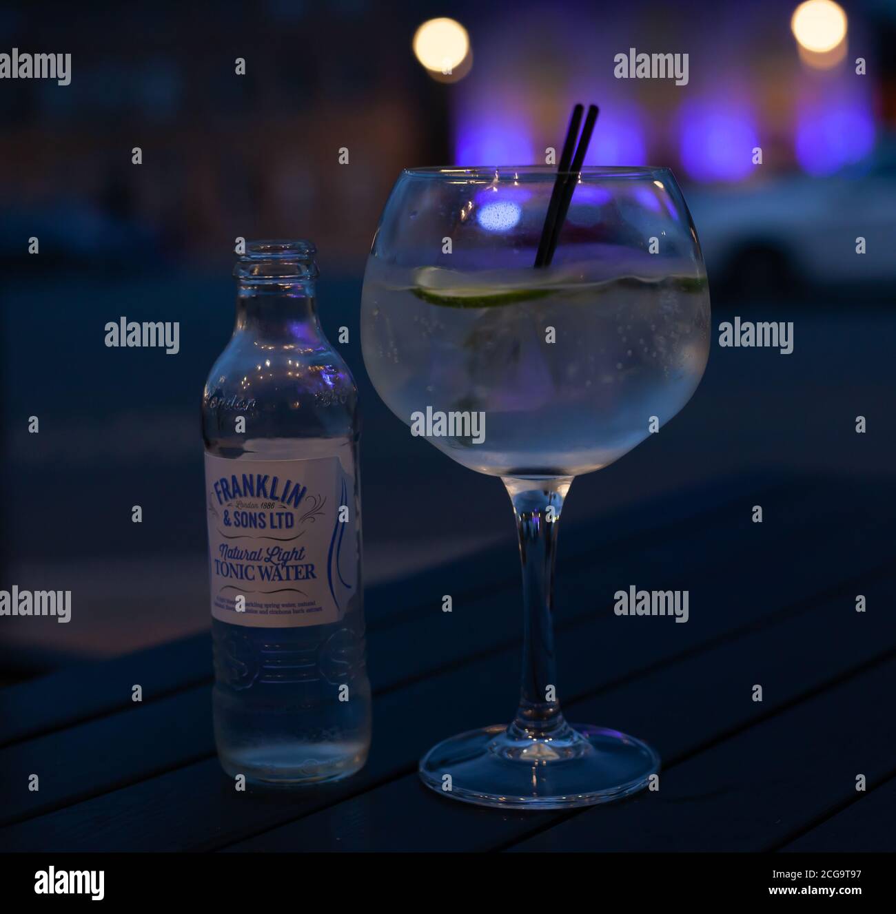 High-resolution image of a glass of Gin & Tonic Stock Photo - Alamy
