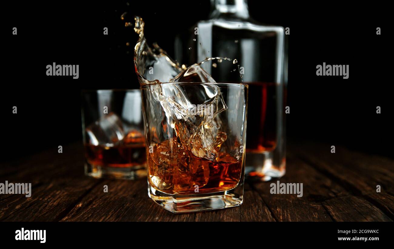 Glass whiskey falling ice cubes hi-res stock photography and images - Alamy