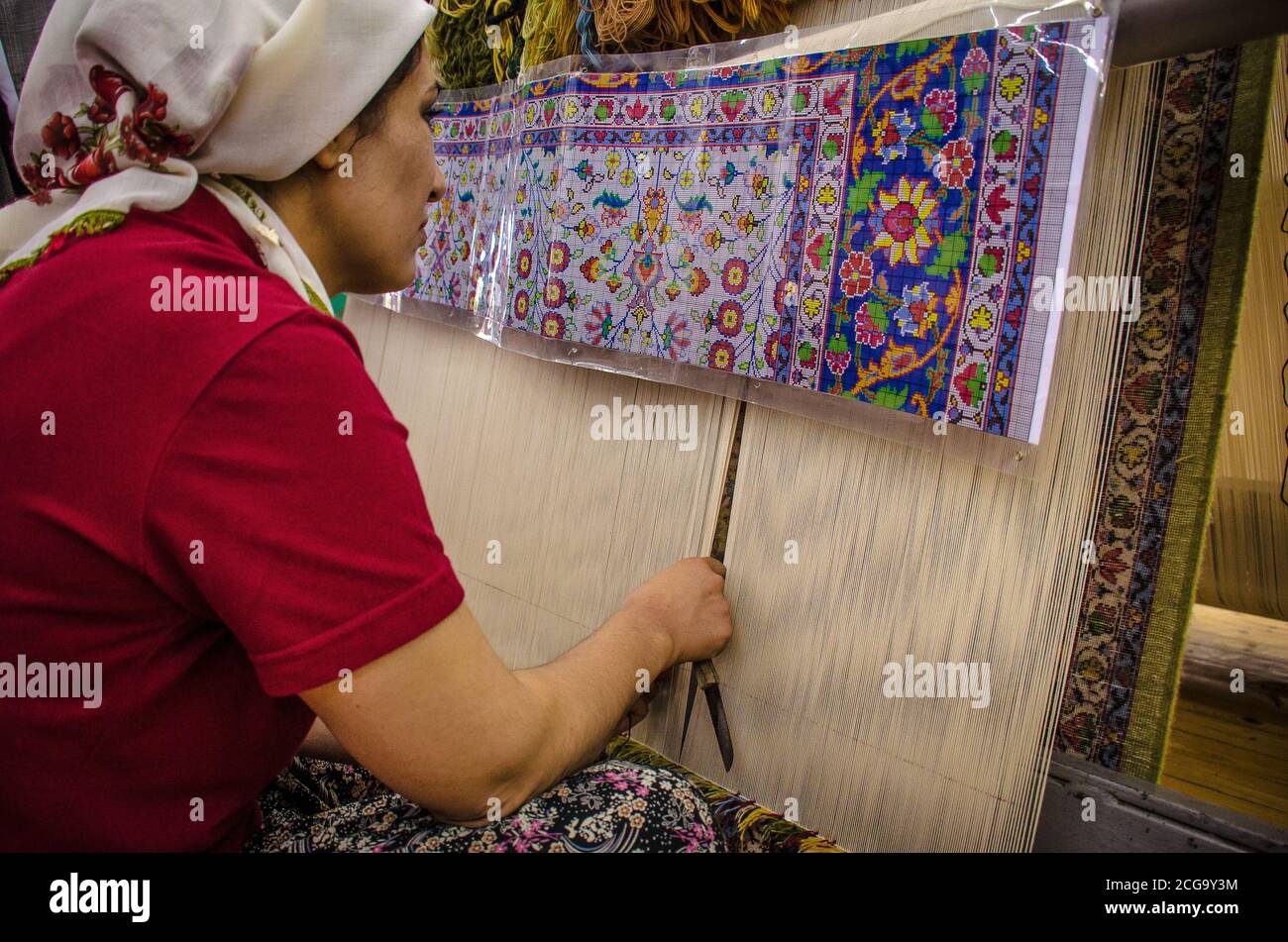 Turkish woman weaving a carpet Stock Photo - Alamy