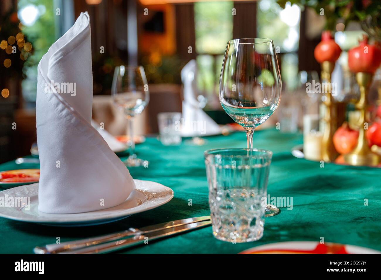Fancy restaurant table hi-res stock photography and images - Alamy