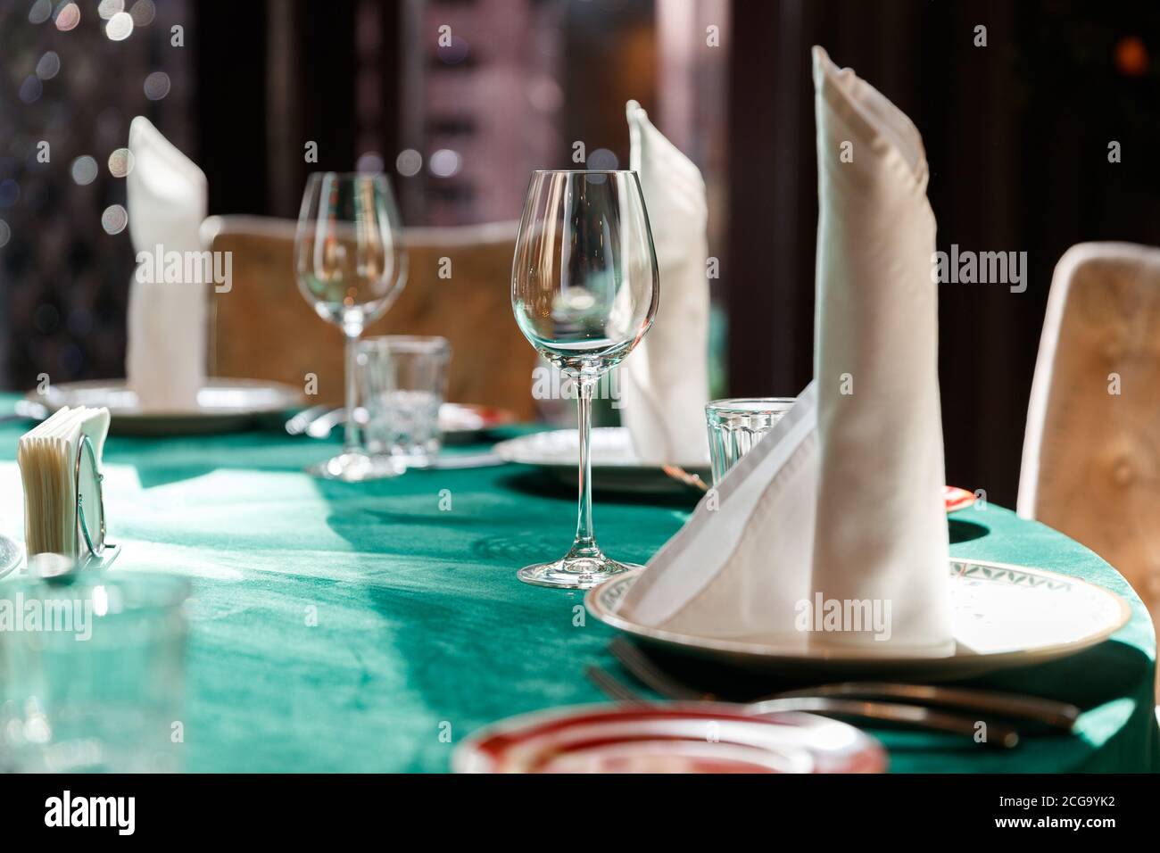 Fancy restaurant table hi-res stock photography and images - Alamy
