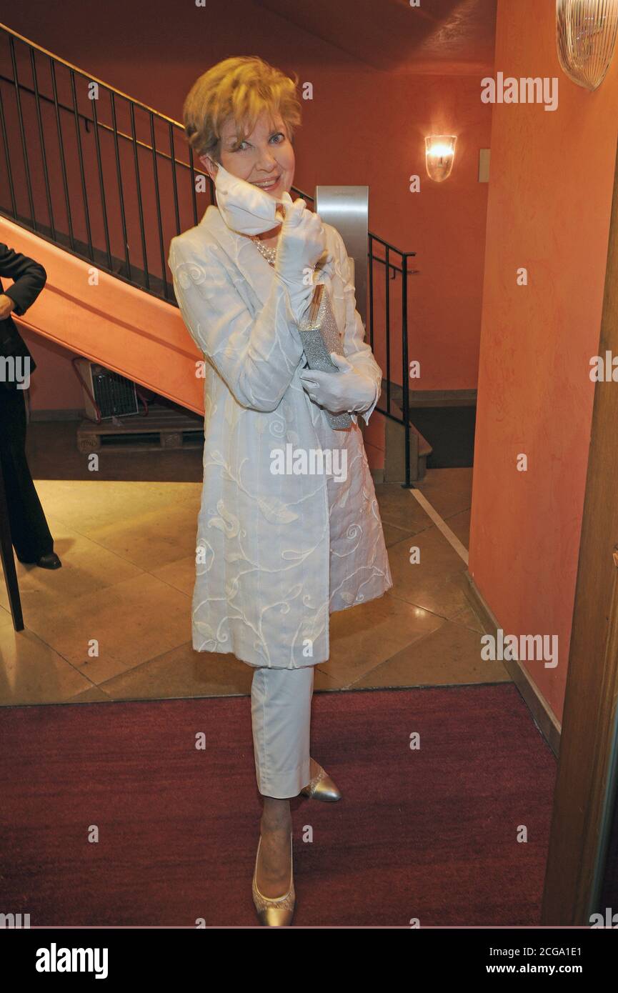 Munich, Germany. 09th Sep, 2020. The presenter Carolin Reiber comes to ...