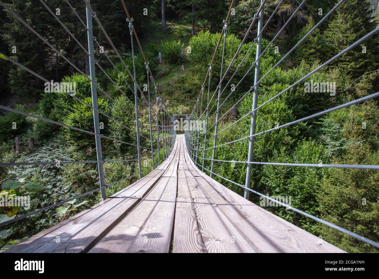 Long rope wooden bridge hi-res stock photography and images - Alamy