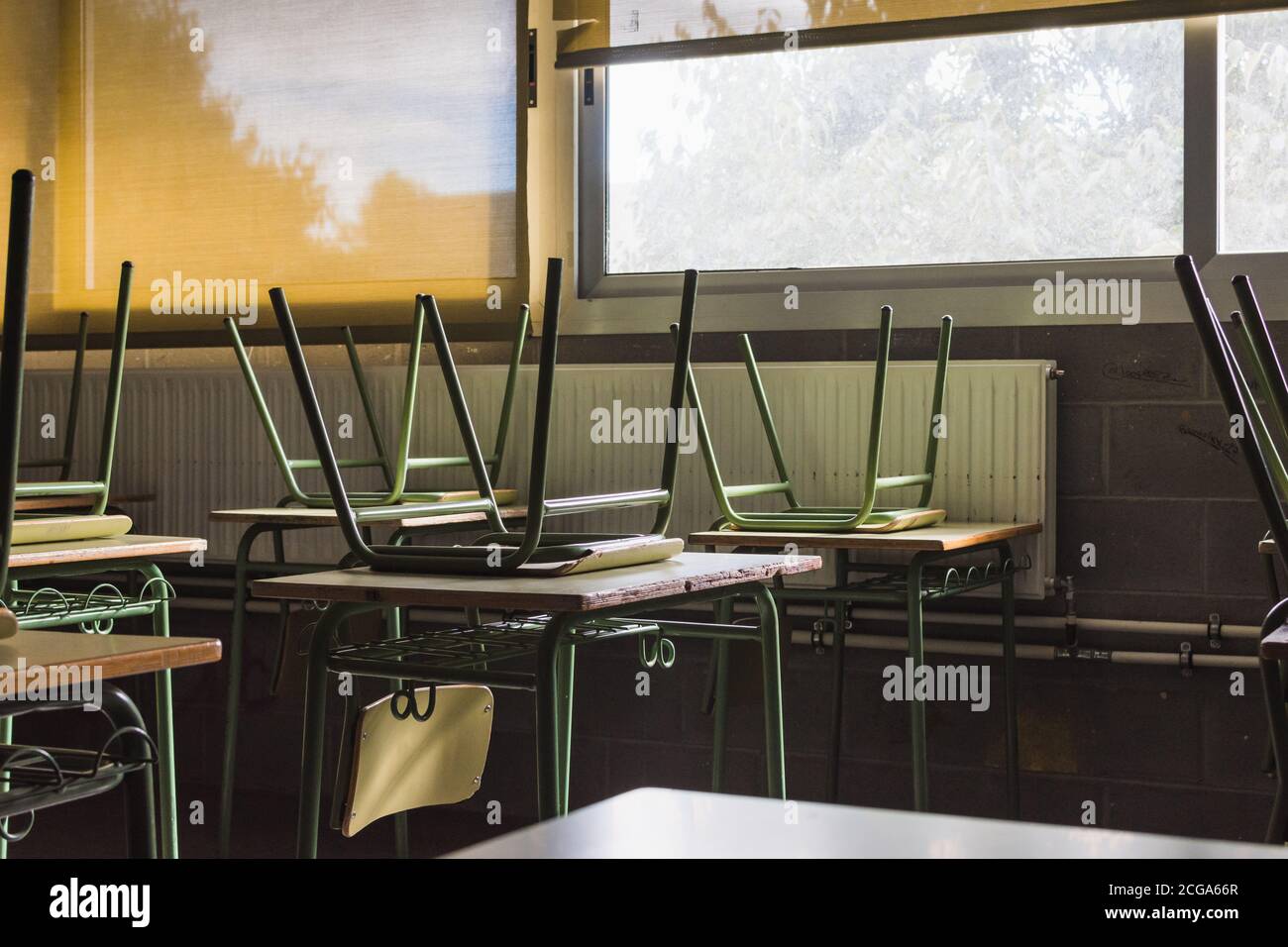 Empty school desk hi-res stock photography and images - Alamy