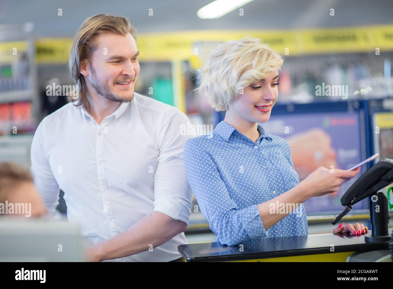 Family supermarket checkout credit card hi-res stock photography and ...