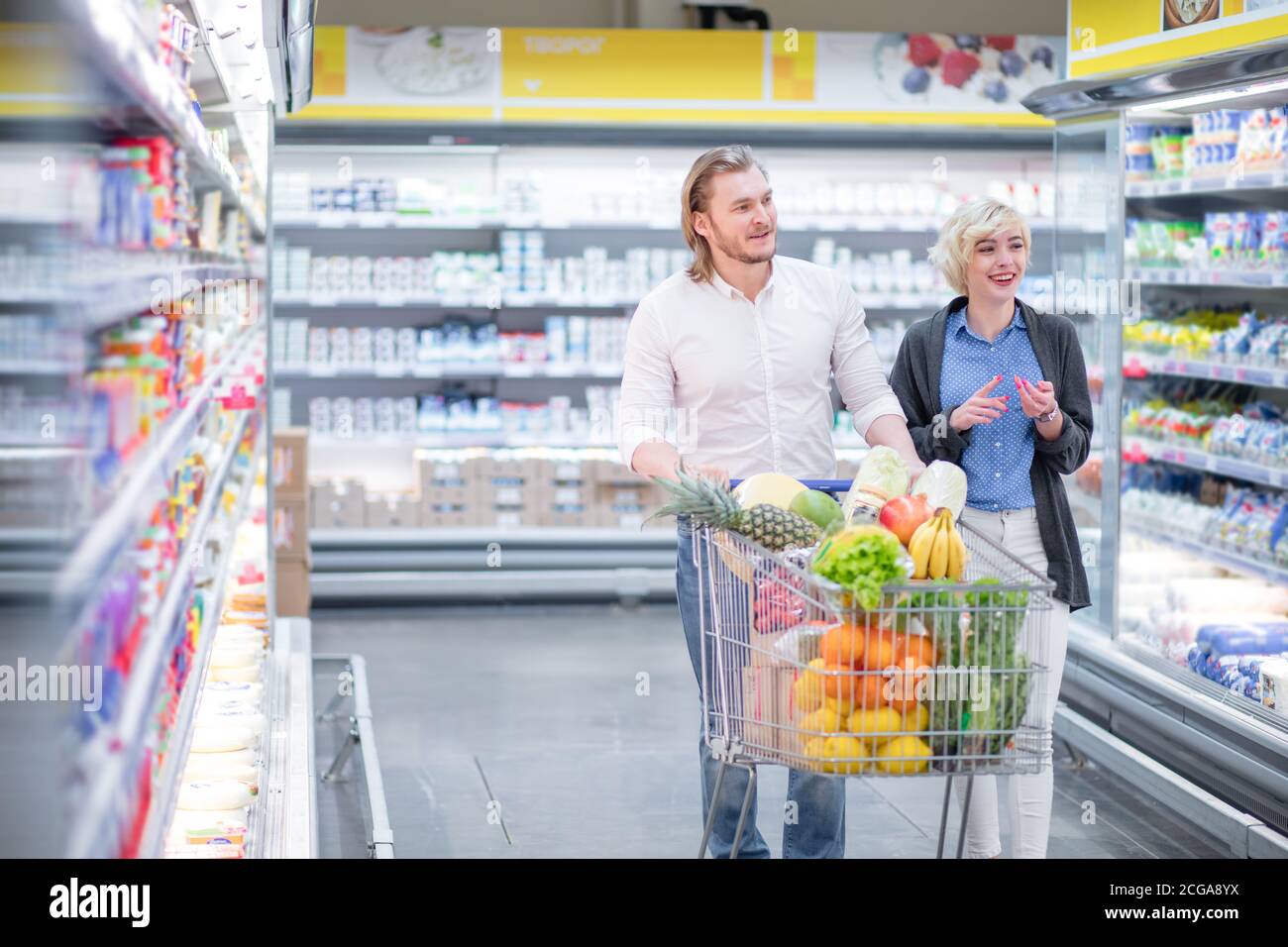 Family going for shopping store hi-res stock photography and images - Alamy