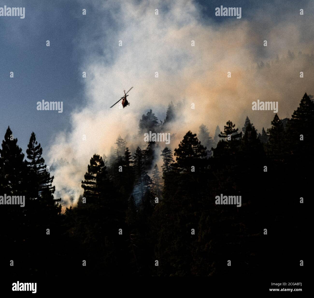 Helicopter fighthing wild fires in California Stock Photo - Alamy