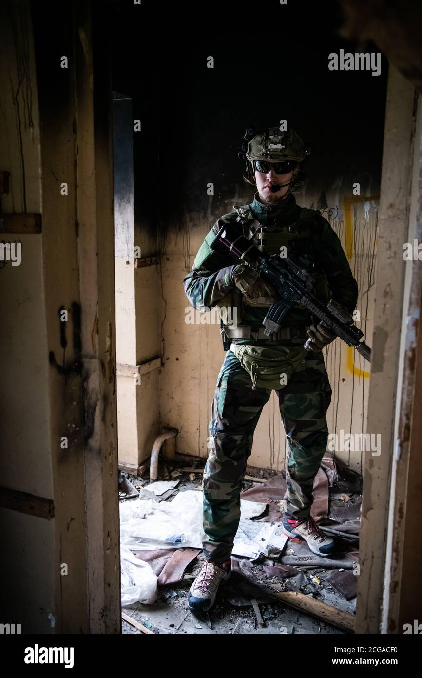 Fully equipped soldier hi-res stock photography and images - Alamy
