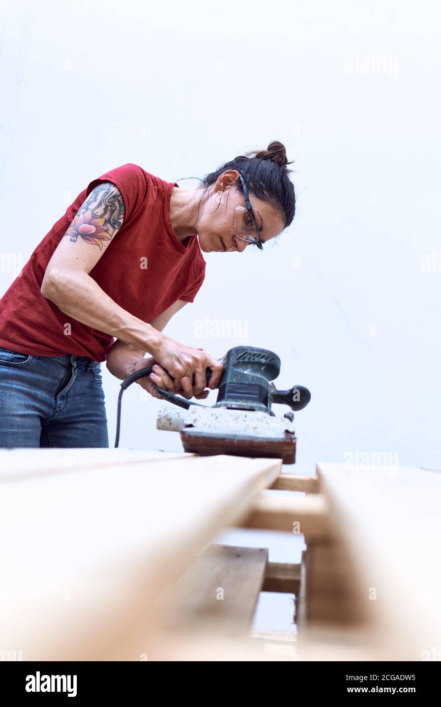 Female electric sander hi-res stock photography and images - Alamy