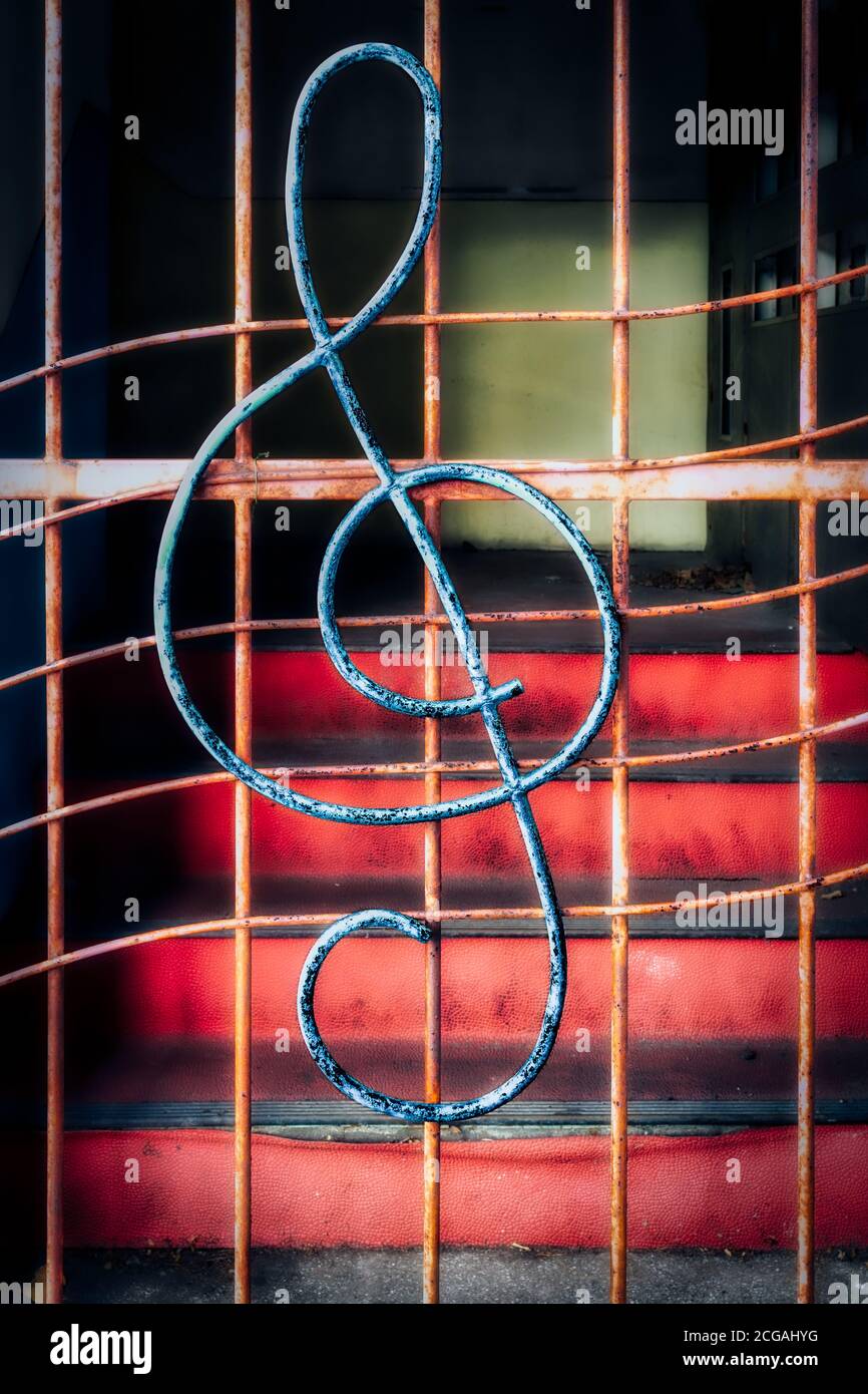 Treble g clef hi-res stock photography and images - Alamy