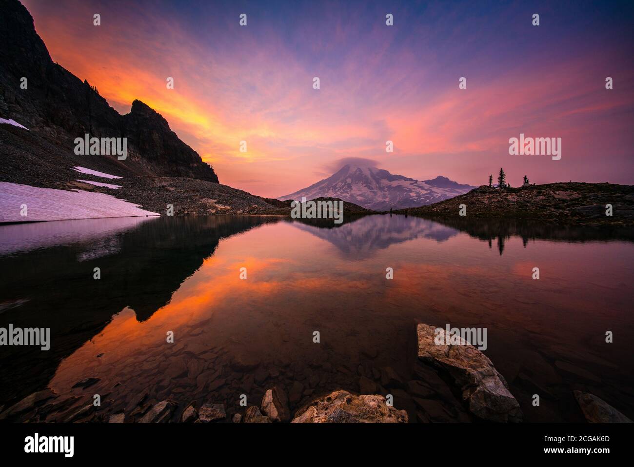 Mount Rainier Sunset Symmetry Reflection Stock Photo - Alamy