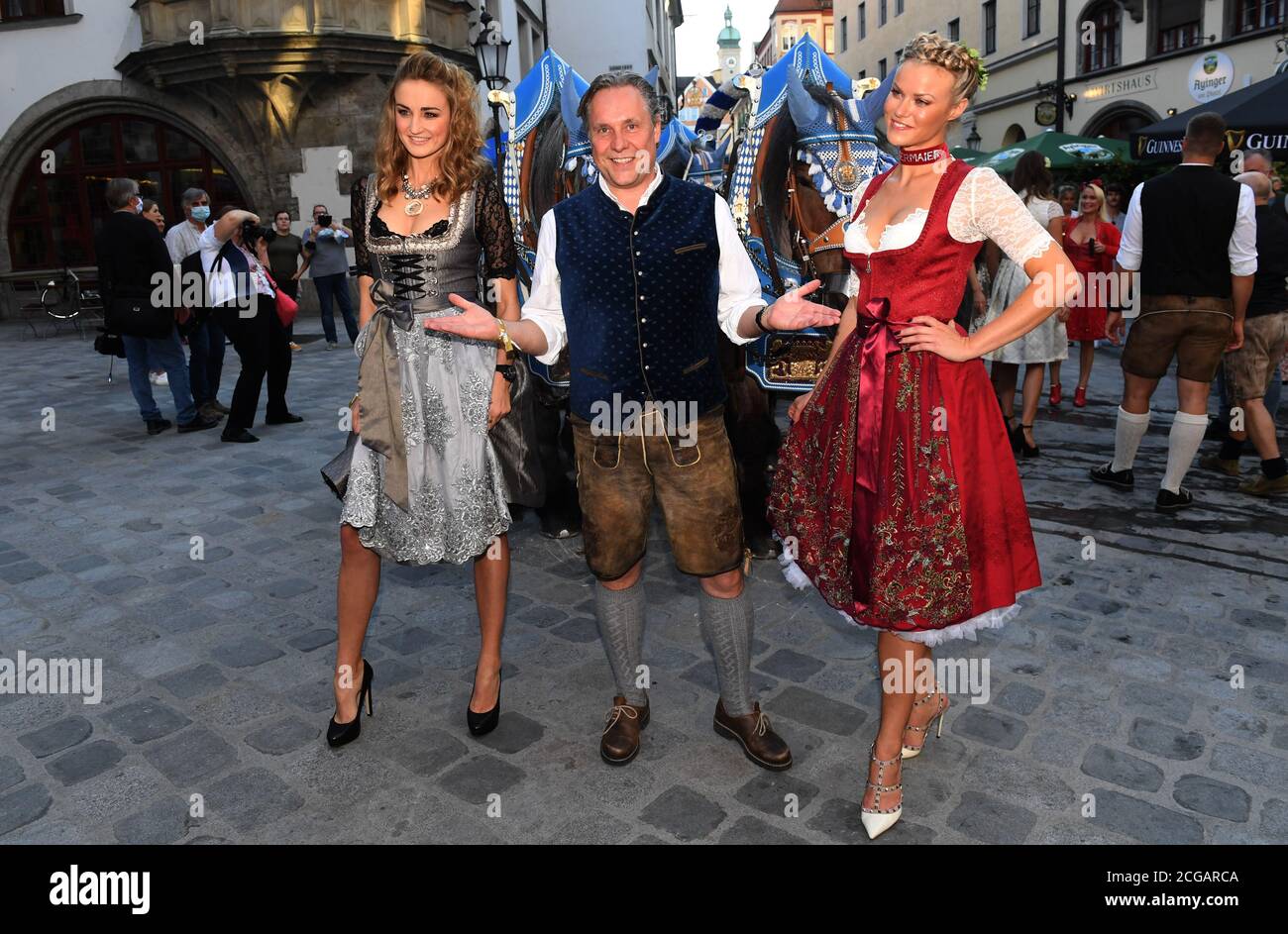 Munich, Germany. 09th Sep, 2020. The swimmer Elena Krawzow (l-r ...