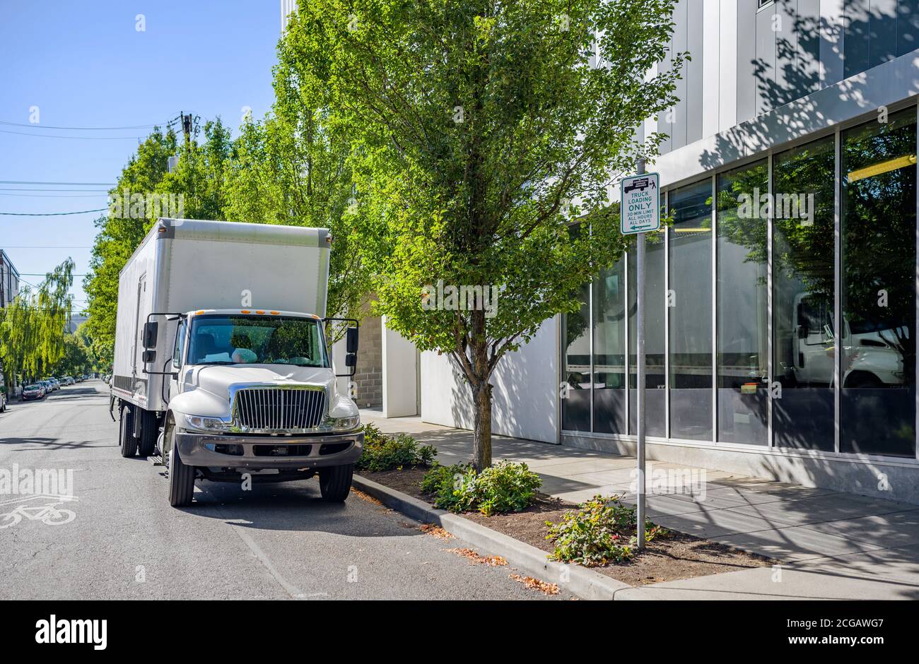 Industrial Medium-sized professional Big rig day cab semi truck with ...