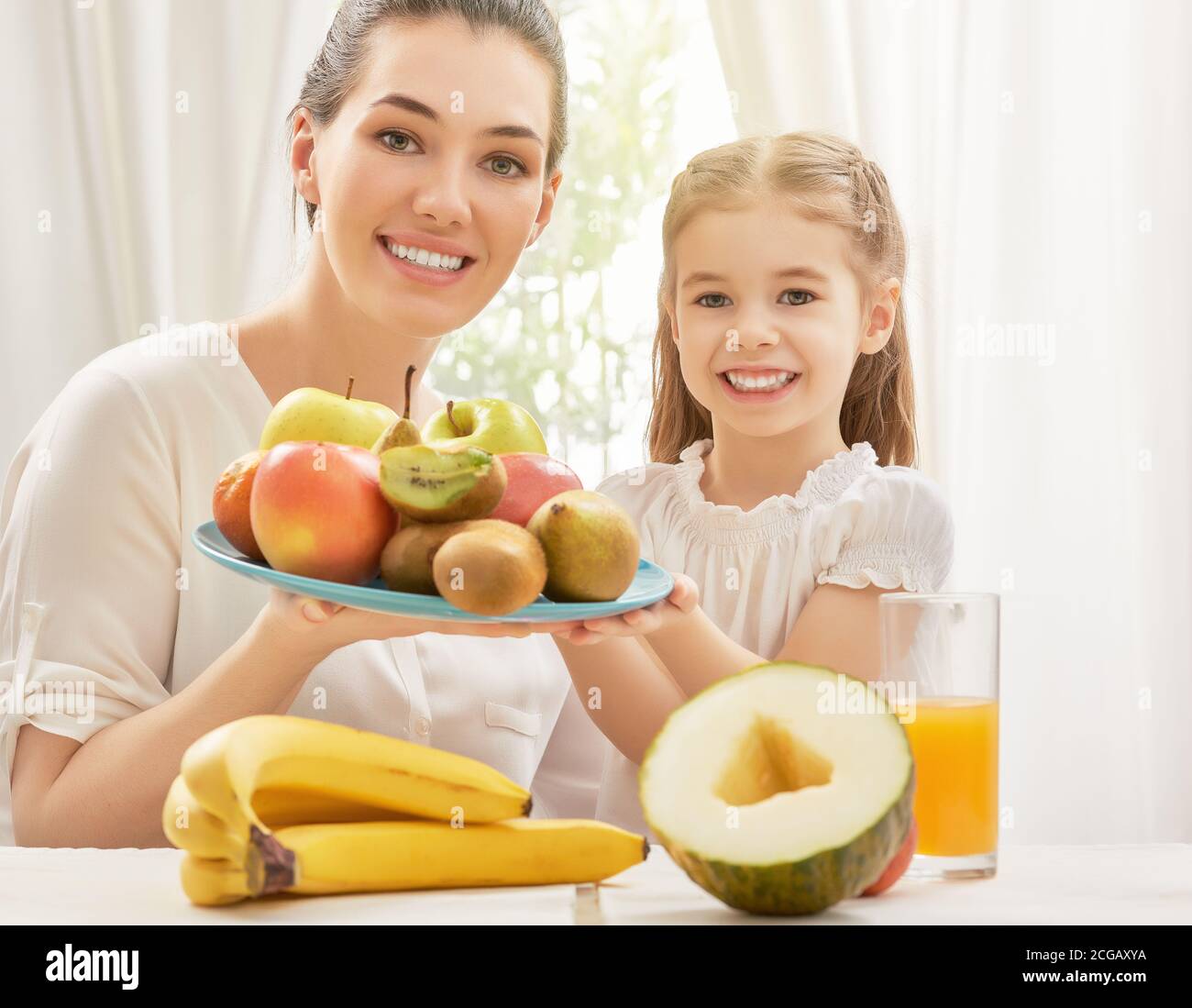 happy family eating fresh fruit Stock Photo - Alamy