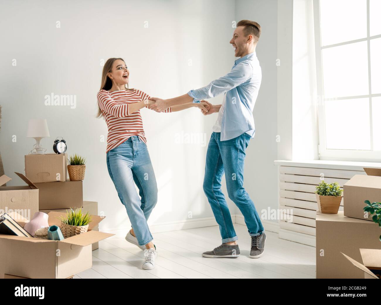 Happy young married couple are moving to new apartment Stock Photo - Alamy