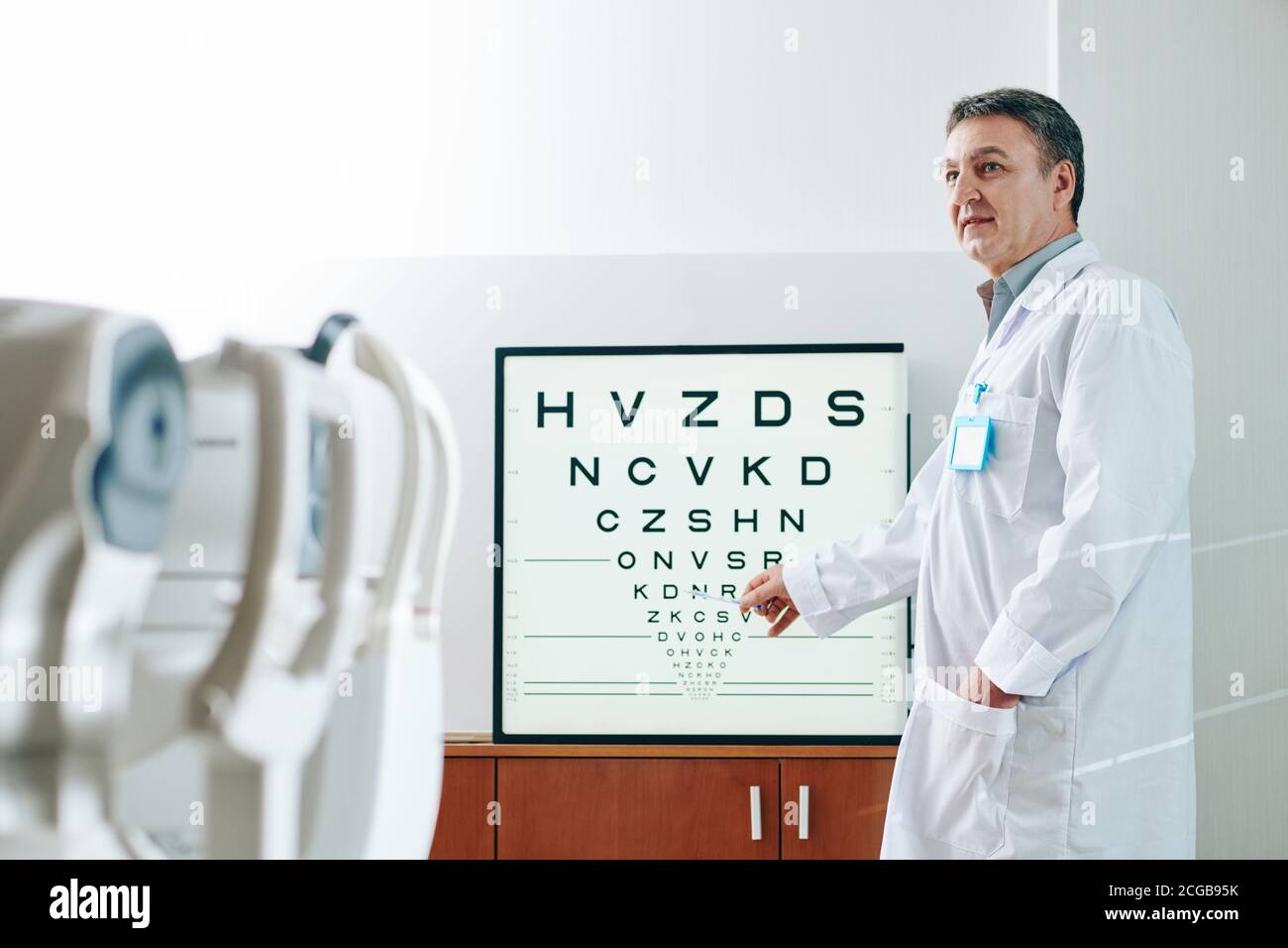 Ophthalmologist checking eyesight of patient Stock Photo - Alamy