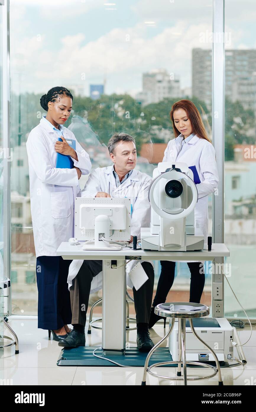 Ophthalmic lab hi-res stock photography and images - Alamy