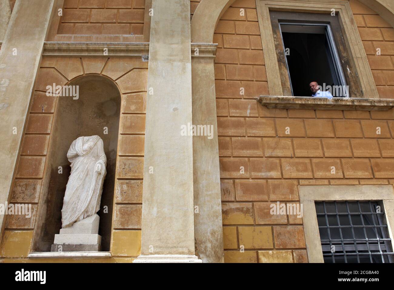 Headless roman statue hi-res stock photography and images - Alamy