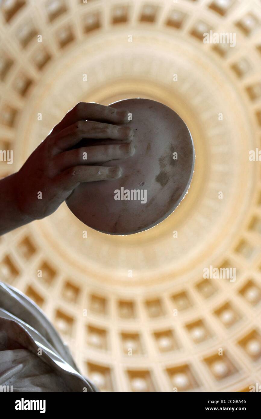 VATICAN - Statue with disk at the sala rotonda Stock Photo - Alamy
