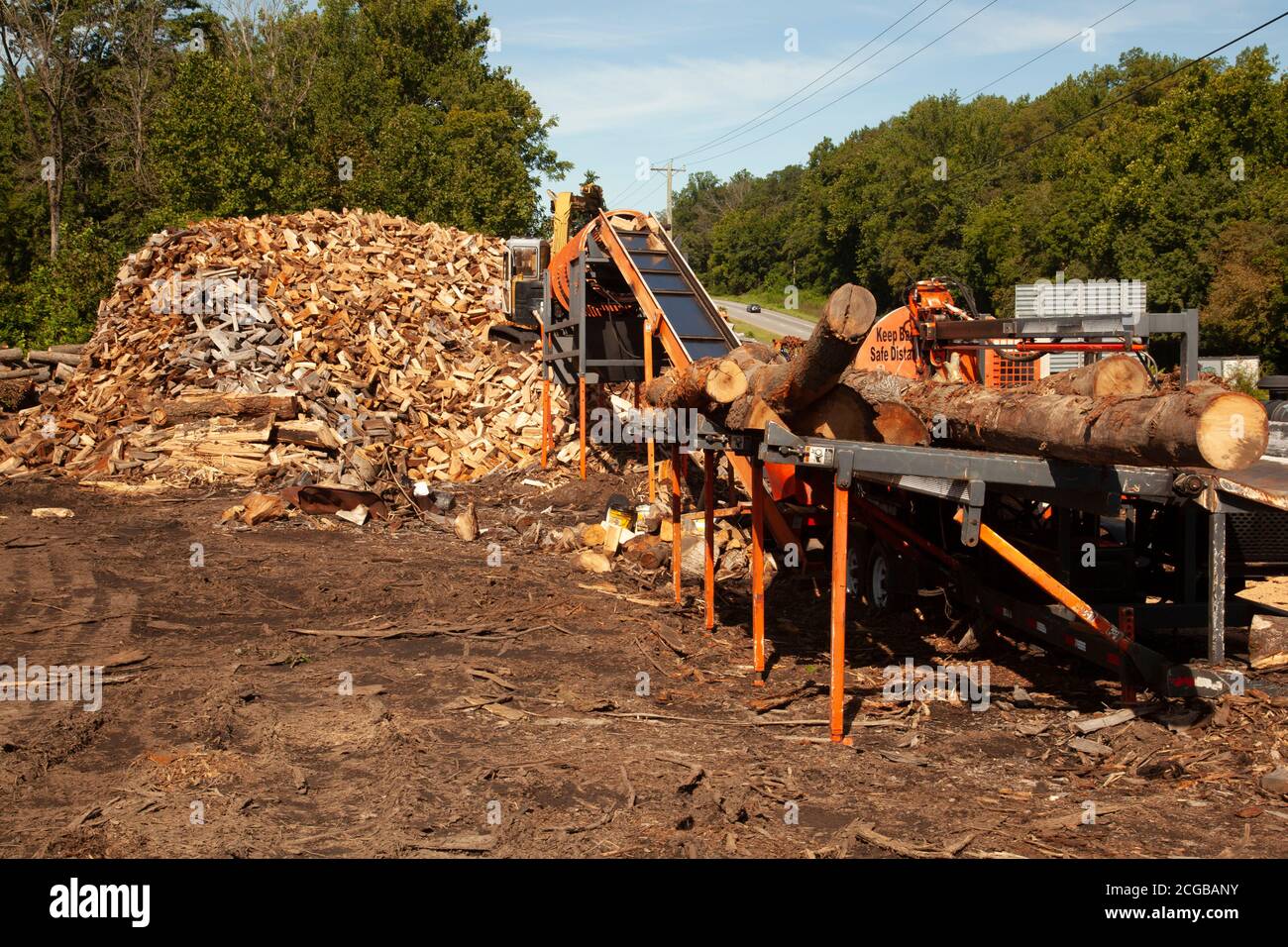 Big pile of logs hi-res stock photography and images - Alamy