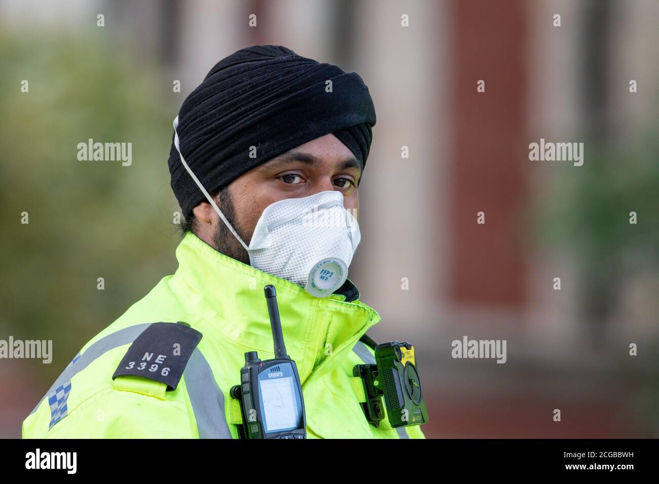 Policeman wearing face mask london hi-res stock photography and images ...