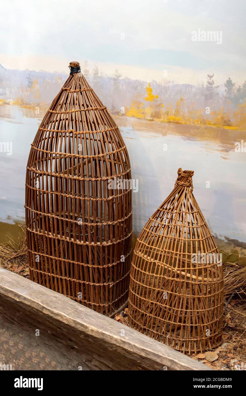 Woven willow lattice hi-res stock photography and images - Alamy